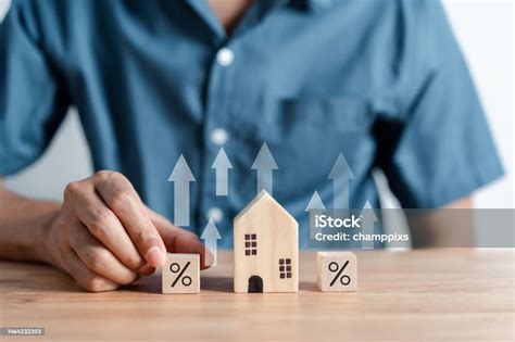 부동산 투자 개념입니다 투자 장기 부동산 수동 소득 주택 임대료 투자 예산 모기지 하우스 주택 보험 및 주거 개념 2명에 대한 스톡 사진 및 기타 이미지 Istock