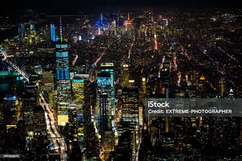 트라이 엠파이어 스테이트 빌딩 배경에서 볼 수와 맨하탄 위의 촬영 밤에 1 개의 세계 무역 센터 0명에 대한 스톡 사진 및 기타 이미지 Istock