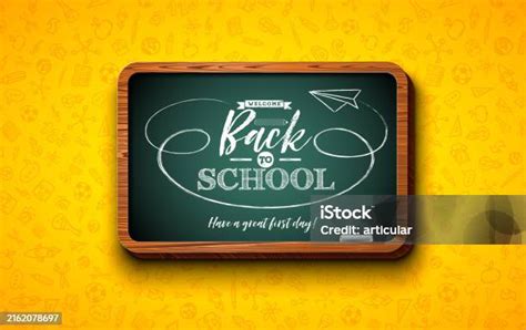 Back To School Design 와 칠판 와 타이포그래피 Lettering 통하고 있는 노란 손 그려진 낙서 배경 인사말