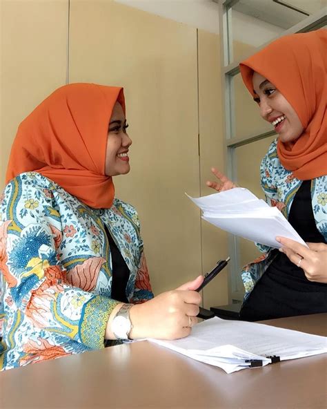 Gambar Mungkin Berisi 2 Orang Orang Duduk Dan Topi