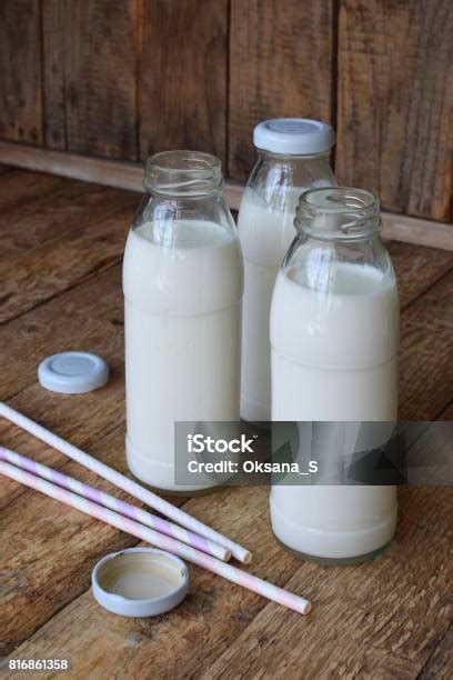 신 유제품 음료 또는 요구르트 병에는 나무 배경에 Kefir 곡물과 우유에서 온 자연 채광과 함께 촬영 건강한 식생활에 대한