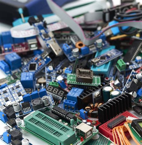 los componentes electrónicos de los micro controladores y programadores