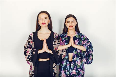 Dos Hermosas Chicas En Un Estudio Foto Gratis