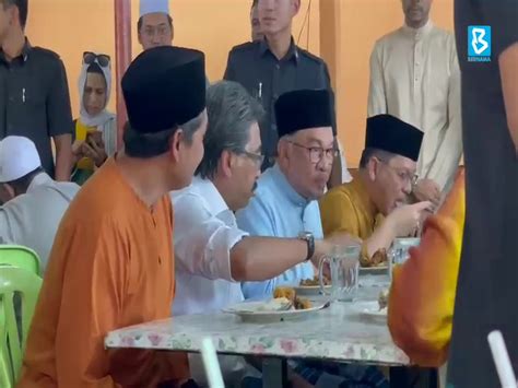 Perdana Menteri Datuk Seri Anwar Ibrahim Meluangkan Masa Menyantuni Pelanggan Yang Makan