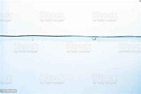 깨끗한 푸른 물을 닫고 흰색 배경에 고립 된 공기 거품으로 튀깁니다 다이어트 건강 및 자연 개념 공간을 복사합니다 광물질에 대한 스톡 사진 및 기타 이미지 Istock