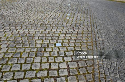 포장 블록은 보행자와 도로 차량을 위한 야외 포장 구역을 포장하는 데 사용됩니다 또한 자동차 볼라드 및 콘크리트 장벽을위한 주차