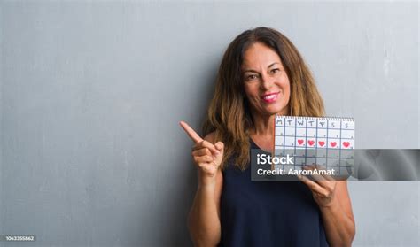 중세 스페인 여자 회색 그런 지 보유 기간 달력 옆에 손 및 손가락으로 가리키는 매우 행복 서 노인에 대한 스톡 사진 및 기타 이미지 Istock