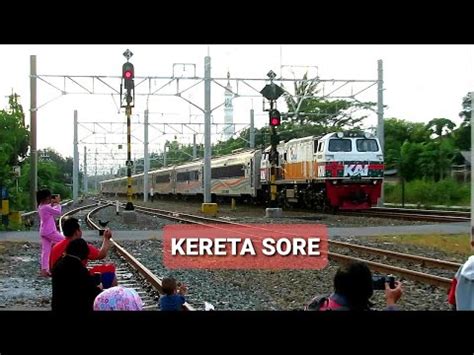 Nonton Kereta Api di Stasiun Brambanan Sore Hari - YouTube