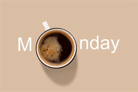 월요일 비문과 따뜻하고 중립적 인 베이지 색 배경에 커피 한 잔 동기 부여 견적 창조적 인 커피 개념 머그에 대한 스톡 사진 및 기타 이미지 Istock