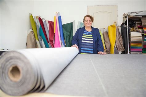 가구 공장에 있는 이전 여자는 측정 하 고 절단을 위한 회색 물자를 준비 하 고 있습니다 가구에 대한 스톡 사진 및 기타 이미지