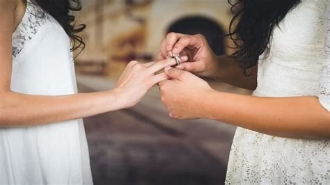 তিন বছরের সমকামী প্রেমের সম্পর্কে বাধা পরিবার বিয়ের তিন দিন আগে