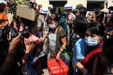 Dvb အင်းစိန်ထောင်ရှေ့ မြင်ကွင်း