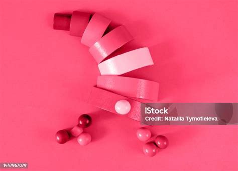 여러 가지 빛깔의 추상 무지개 배경 자홍색 종이에 나무 아이 장난감입니다 교육 장난감 블록 무지개 유치원 유치원 또는 탁아소용 장난감 2023년의 비바 진홍색색 0명에 대한