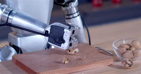 Дешевый робот гуманоид Unitree Robotics G1 открыл бутылку и наколол