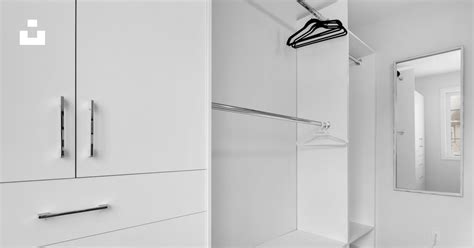 흰색 캐비닛과 서랍이 있는 대형 옷장 사진 Unsplash의 무료 회색 이미지