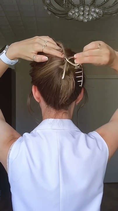 Быстрый способ красиво собрать волосы с помощью крабика для волос😍 прически Hair Hairstyle