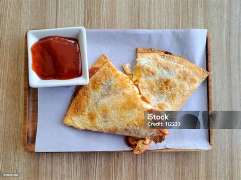 매운 소스를 곁들인 피자 하와이안 치킨을 나무 판에 녹인 맛있는 요리 음식 메뉴 평면도 0명에 대한 스톡 사진 및 기타 이미지 Istock