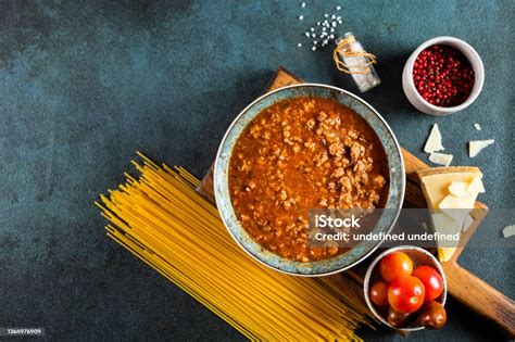 어두운 배경에 스파게티 볼로네즈 재료 원시 파스타 볼로네즈 파스타 플랫레이 이탈리아 어 볼로네즈 식품 재료 파스타 상단 보기 가루로 빻은에 대한 스톡 사진 및 기타 이미지