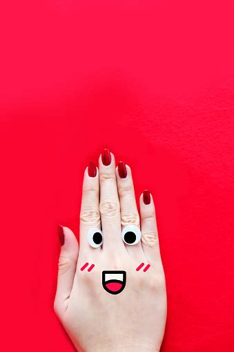 발렌타인 데이를 위한 빨간 손톱 매니큐어 어떤 사용에 대 한 좋은 빨간색 직물 배경에 고립 된 빨간 손톱과 미소와 재미 얼굴 손 건강한 생활방식에 대한 스톡 사진 및 기타