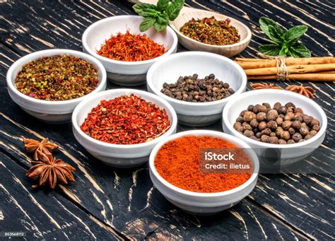 다채로운 향기로운 향신료와 허브 나무 Backgrownd에 갈색에 대한 스톡 사진 및 기타 이미지 갈색 계피 고수씨