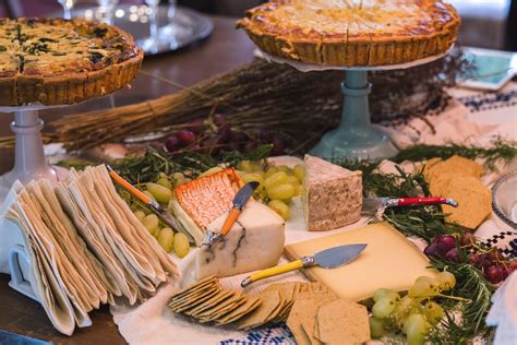 다양한 종류의 음식이 차려진 테이블 사진 Unsplash의 무료 치즈 이미지