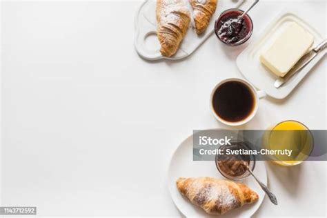 블랙 커피와 크루아상 컨셉 프랑스 아침 식사 평면도 텍스트의 공간을 복사 합니다 하이 앵글에 대한 스톡 사진 및 기타 이미지