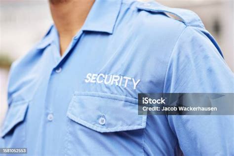 범죄 감시 감시 및 법적 안전을 위해 경비원 경찰관 및 파란색 셔츠를 닫습니다 경찰 법 집행 요원 및 경호원의 사람 제복 및 서비스를 위해 순찰 중입니다 보안 요원에 대한