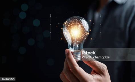 빛나는 가상 두뇌 전구가 있는 스마트 지능형 창의성 동기 부여 및 혁신 개념으로 조명 전구 아이디어 혁신 및 영감을 들고 있는 손 남자 Brand Name Online
