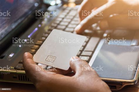 남자 쇼핑 신용 카드를 들고 그의 컴퓨터 노트북을 사용 하 여 금융에 대한 스톡 사진 및 기타 이미지 금융 기업 재무와 산업 노트북 Istock