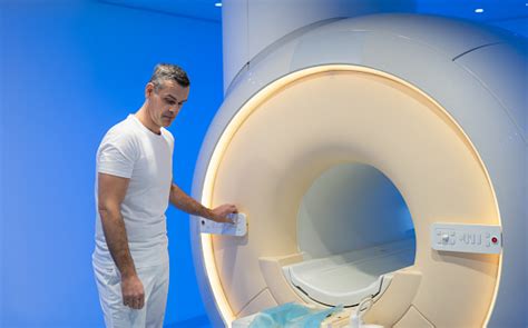 환자를 위한 Mri 스캐너 침대를 준비하는 의료진의 일원 40 44세에 대한 스톡 사진 및 기타 이미지 40 44세 Cat 스캔 기계 Mri 스캐너 Istock