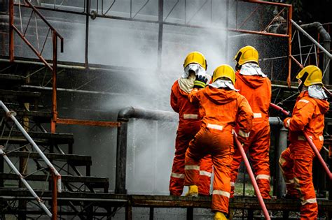 소방관 개념 화재로 싸우기 위해 물과 소화기를 사용하는 소방관 소방 훈련 훈련 중 호스와 물로 화재와 싸우는 소방관 40 44세에 대한 스톡 사진 및 기타 이미지 Istock