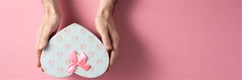 발렌타인 데이 축하 개념입니다 사랑하는 사람의 좋은 선물 섬세한 분홍색 배경에 남자와 여자의 활 손이 상자 공간을 복사합니다 플랫 레이 배너 2월에 대한 스톡 사진 및 기타