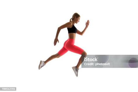 역동적인 움직임 흰색에 고립 된 여성 주자 조깅하는 사람 실행 세련된 스포츠웨어의 스포티 한 러너 피트니스 및 스포츠 동기 부여