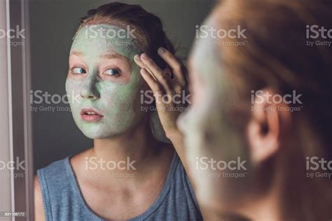 스파 여자 얼굴 그린 클레이 마스크를 적용입니다 미용 치료입니다 페이셜 마스크를 적용 하는 아름 다운 여자의 클로즈업 초상화