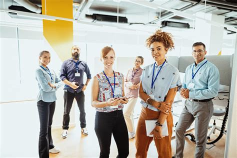 스타트업 프로젝트 및 협업에 대해 브레인스토밍하는 창의적인 사람들 다민족 그룹에 대한 스톡 사진 및 기타 이미지 다민족 그룹 다양성 사무실 Istock