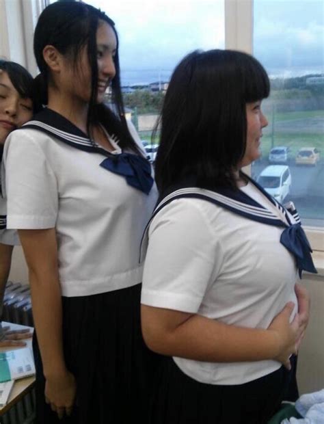 【画像】巨胸jkさん、お ぱいの大きさを比べ合いっこしてしまうw