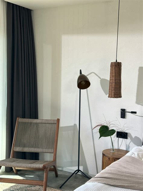 가정 환경 가정의 편안함 거주 공간 고요한 단순한 담요 도시 생활 등나무 의자 디자인 따뜻한 멋을 아는 모던한 집 미니멀리스트 방 부드러운 조명