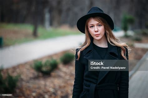 긴 머리 여자의 낭만적 인 꽤 우아한 비즈니스의 야외 초상화 도시를 산책을 즐기고 곱슬 머리와 모자에 웃는 소녀의 사진 가을에 대한 스톡 사진 및 기타 이미지 Istock