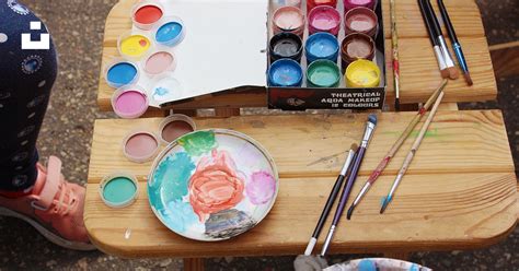 페인트와 페인트 브러시가 있는 테이블 사진 Unsplash의 무료 팔레트 이미지