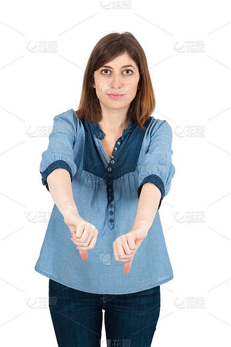 美丽的女人在不同的衣服里有不同的表情