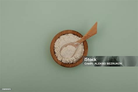 구아 검 가루 또는 숟가락과 나무 그릇에 Guaran 평면도 식품 첨가물 E412 증점제 바인더 과도한 물 흡수제 화장품 및 식품 산업에 사용되는 구아 검 0명에 대한 스톡