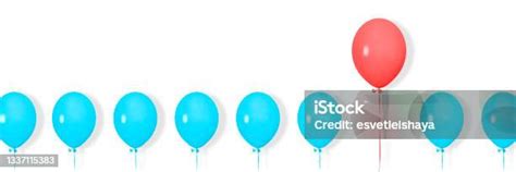 파란색 풍선의 행 또는 줄 사이에 빨간색이 있습니다 팝 아트 디자인 창조적 인 축제 개념 군중 개성 및 차이 개념에서 눈에 띄는 복사 공간이 있는 긴 배너입니다 0명에 대한