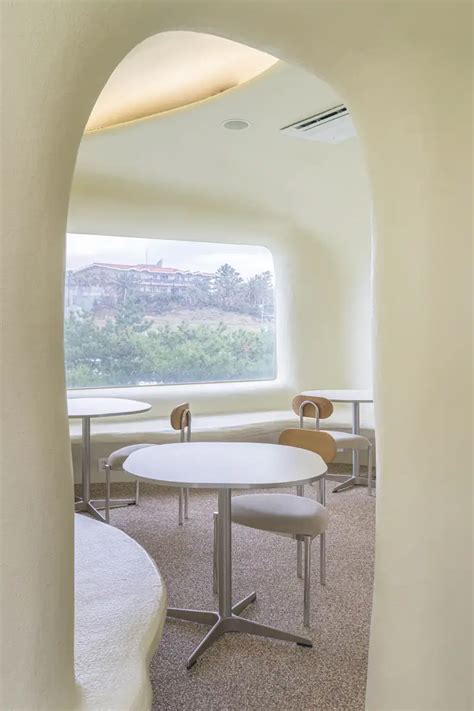 화이트톤 부드러운 곡선 포인트 모던 미니멀 컨셉 100평 제주 카페 인테리어 제주도 제주시