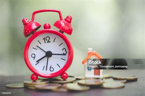 돈 동전 더미에 대 한 사업에 집 모델과 알람 시계 개념으로 성장 임대 셀 링 금융 모기지 및 구매 홈 1위에 대한 스톡 사진 및 기타 이미지 Istock