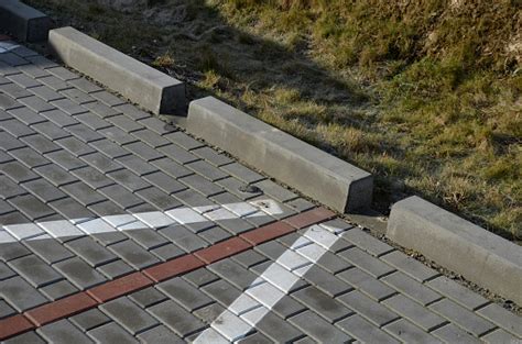 물이 잔디로 스며 들어와 하수구로 배수되지 않는 도랑으로 물을 할 수있는 틈이있는 콘크리트 연석 설치 인도 보행자 통로에 대한 스톡 사진 및 기타 이미지 Istock