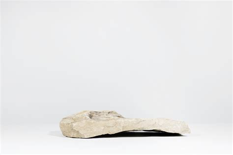 단단한 그림자가 있는 흰색 배경에 격리된 천연 모래 돌로 만든 연단 받침대 최소한의 빈 화장품 프레젠테이션 장면 기하학적 연단 3차원 형태에 대한 스톡 사진 및 기타 이미지