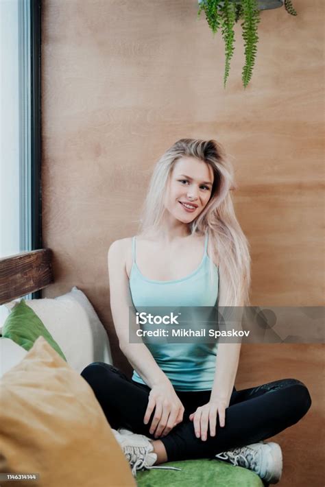 스포츠에서 젊은 아름 다운 운동 여자 금발 나무 벽의 배경에 대 한 카페의 창에 앉아 가냘픈에 대한 스톡 사진 및 기타 이미지 가냘픈 개념 건강한 생활방식 Istock