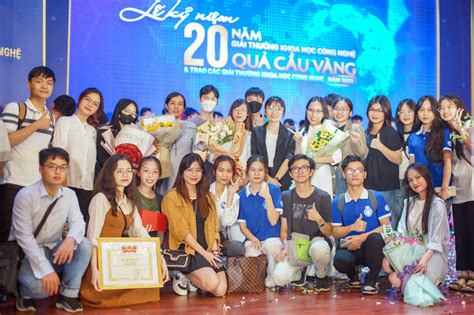 Sinh viên Khoa Hệ thống thông tin kinh tế và Thương mại điện tử nhận Giải thưởng Nữ sinh Khoa