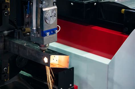 Cnc 프로그램에 의해 사각형 스테인레스 튜브 제어에 새는 섬유 레이저 절단 기 Cnc 장치에 대한 스톡 사진 및 기타 이미지 Cnc 장치 강철 관 튜브 Istock