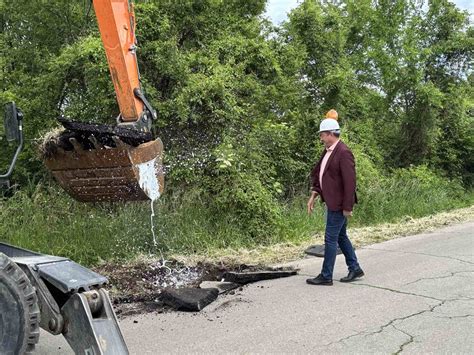 РАЗБИ шампанско в багера Кметът на Радомир Кирил Стоев даде старт на ремонт за над 2 млн лв